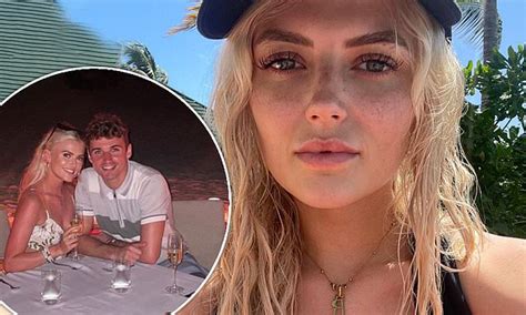 Coronation Street S Lucy Fallon Stuns In Cleavage Plunging Swimsuit Selfie Daily Mail Online
