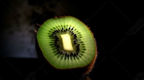 극적인 어두운 배경에 대한 키위 과일 조각 키위 배경 조각 배경 과일 배경 이미지 Hd 키위 조각 과일 배경 사진 무료 다운로드 Lovepik