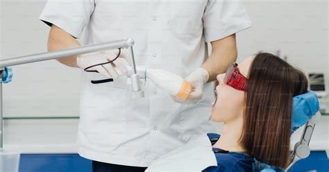 클리닉에서 치아 미백을 위해 치과를 방문하는 여성 환자의 클로즈업 초상화 사진 Unsplash의 몰도바 이미지