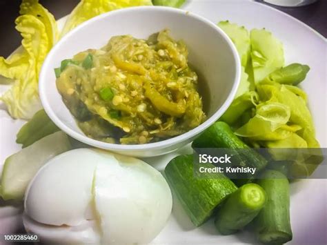 그린 칠리 딥 또는 태국어에서 남 Prik Num 삶은 야채와 삶은 계란 먹는 녹색 칠리 페이스트 이다 가지 채소에 대한 스톡 사진 및 기타 이미지 Istock