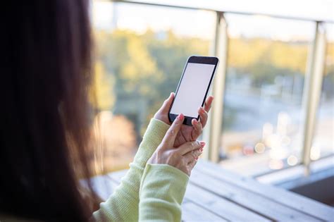 발코니에서 스마트 폰 앱을 통해 뭔가를 주문하고 예약하는 여성 50 59세에 대한 스톡 사진 및 기타 이미지 50 59세 Brand Name Mobile Payment