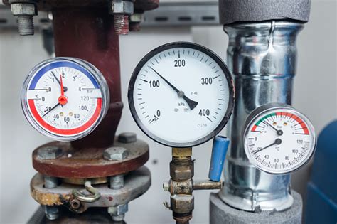 보일러실 가스 압력계 석유 및 가스 연료 제조 산업 개념 Lng 유통 스테이션 시설의 튜빙 파이프 라인에 금속 강철 고압 압력계