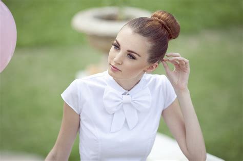 Красивая девушка с пучком 48 фото