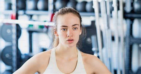 흰색 탱크 탑에서 체육관에서 아름 다운 젊은 적합 여자의 얼굴 휴식 사진 Unsplash의 체육관 여자 이미지