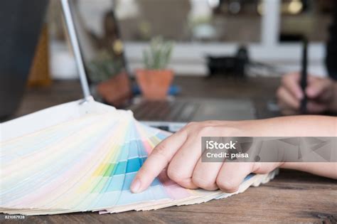 샘플러 색상 견본 또는 카탈로그 팔레트에서 색상을 선택 하는 그래픽 또는 인테리어 디자이너 Cmyk에 대한 스톡 사진 및 기타