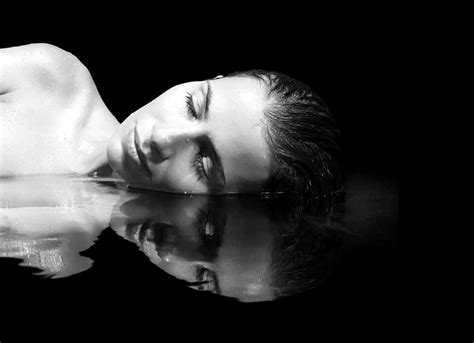 Katoptronophilia The Psychology Of Mirror Attraction And Reflection