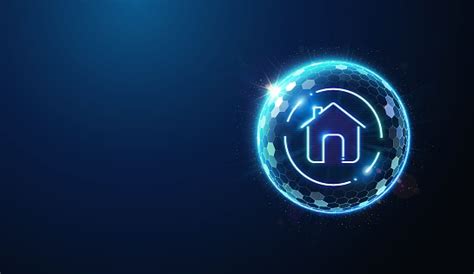 방패 장벽으로 보호되는 홈 아이콘 추상적 인 기하학적 그림 위험 재산 보험 서비스를 묘사 한 개념 복사 공간이있는 파란색 배경에 와이어 프레임 메쉬로 건물 외관에 대한 스톡