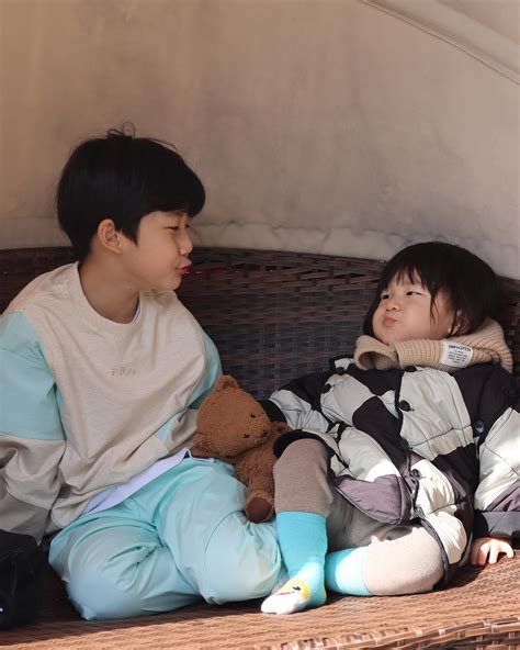 이새롬 제갈은유 우유형제 표정따라잡기 너무 귀여워💙 함께해서 더 예쁜 둘 둘이라서 좋다 ️ Instagram