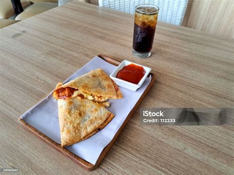 나무 판에 매운 소스를 곁들인 피자 하와이안 치킨을 녹입니다 히그볼 잔에 얼음을 넣은 콜라 소다 음식과 음료 메뉴 0명에 대한 스톡 사진 및 기타 이미지 Istock