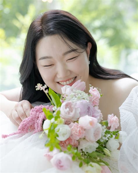 베리굿웨딩 공식계정 주베리굿웨딩컴퍼니 ⠀ 함께 있으면 웃음이 절로 나오는 밝은 에너지의 선미신부님 💗 성민 신랑님의 촬영