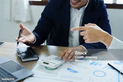 재무 기획 마케팅 및 회계 아시아 젊은 이코노미스트가 계산기를 사용하여 다른 회사와 경쟁하기 위해 이익을 취하는 파트너와 투자 문서를 계산합니다 위험 요소에 대한 스톡 사진