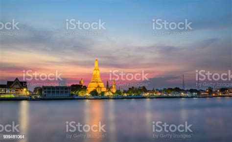 방콕 태국에서에서 일몰에 왓 아 룬 사원입니다 와트 아 룬은 태국 방콕의 방콕 야이 지구에 있는 불교 사원 왓 아 룬은 태국의 랜드마크의 가장 잘 알려진 중 하나입니다 0