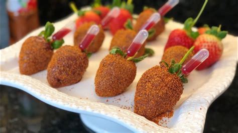 Fresas Cubiertas Con Dulce De Tamarindo Tajin Chamoy Dulces De Tamarindo Fruta Con Chamoy