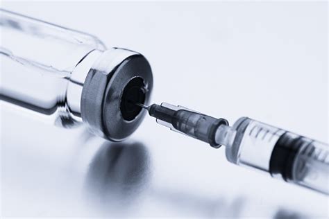 주입앰플 예방 접종을위한 유리 의료 용 유리병 흰색 배경에 투명 한 병과 일회용 주사기 바이러스 를 치료하기위한 항생제 0명에 대한 스톡 사진 및 기타 이미지 Istock