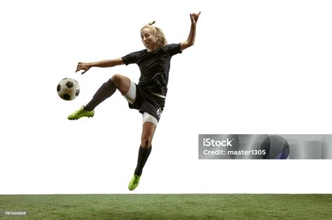 경기장에서 공을 차는 여성 축구 선수 Championship에 대한 스톡 사진 및 기타 이미지 Championship 경쟁 공 스포츠 장비 Istock