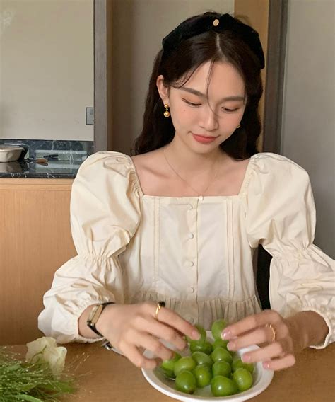 델리 콩단추 퍼프 블라우스 2 Color 에이블리