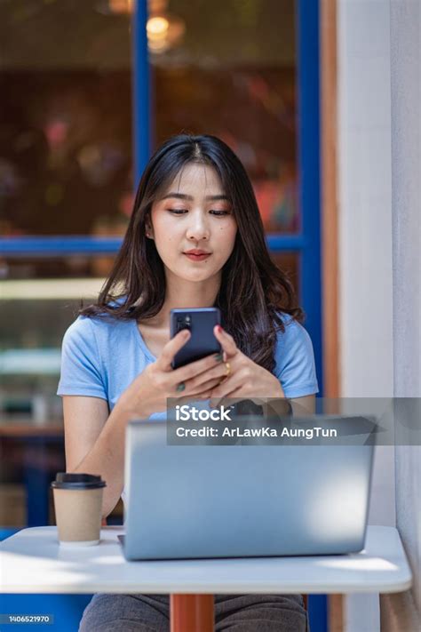 스마트 폰에서 말하는 아시아 여자는 시작 데스크톱 비즈니스 아시아 여자 온라인 중소기업 텔레 마케팅에서 온라인 아름다운 여자를 작업 노트북을 작성 전화에 대한 스톡 사진 및