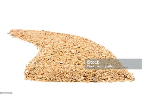 모래 더미는 거칠고 훌륭한 개념으로 추상적인 사막 해변 언덕 산 땅 길 흰색 배경에 고립되어 있다 모래에 대한 스톡 사진 및