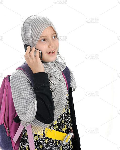 穿着伊斯兰服装的阿拉伯穆斯林女孩