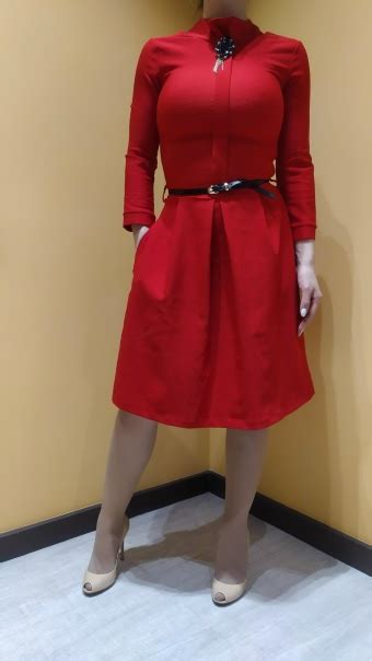 Платье в отличном состоянии хорошего качества Есть 2 кармана брошь ремешок Сзади на 2