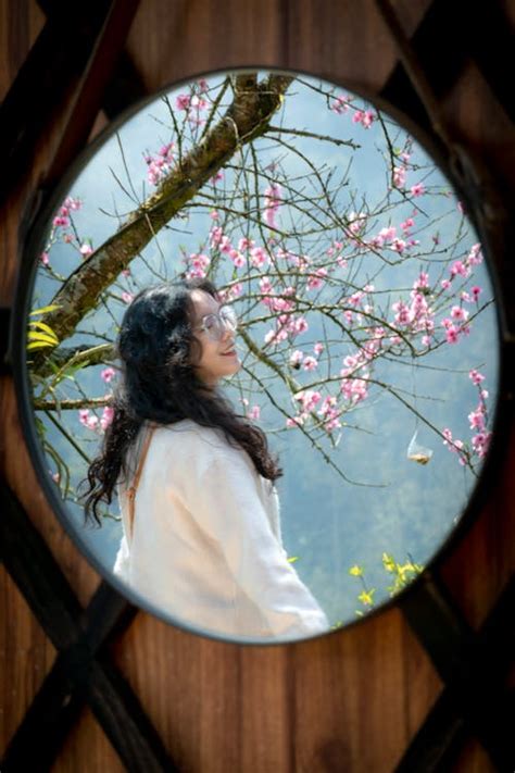 거울에 비친 꽃나무와 여인의 모습 · 무료 스톡 사진