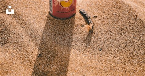 흰색과 빨간색 라벨이 붙은 캔 사진 Unsplash의 무료 깡통 이미지