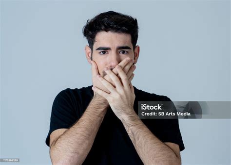 두려움과 충격을 느끼는 젊은 남자는 두려움 불안 제스처를 만들기 자신을 덮으려고 두려워하고 필사적으로 찾고 복사 공간이 있는