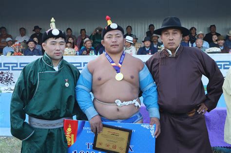 Улсын харцага Г Ганхуягт байр мал жийп машин бэлэглэжээ News Mn