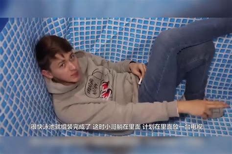 土豪真任性！小哥躺在玉米爆米花里泡澡！一边泡一边吃真爽啊！真爽爆米花土豪