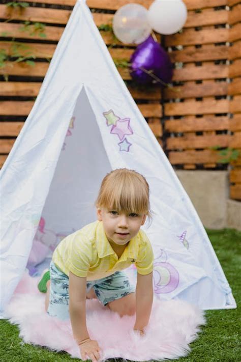 가족 감정 걱정 없는 게임 귀여운 기쁨 놀이 놀이 공간 놀이텐트 돌보다 레저 밝은 색 사랑 생일 파티 순수 실외 활동 아이 아이들 파티