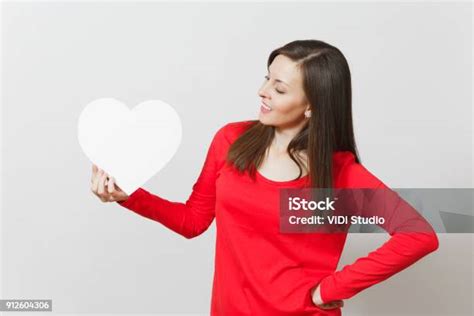 흰색 배경에 고립 손에 큰 하얀 마음을 들고 빨간 옷에 예쁜 여자 광고에 대 한 공간을 복사 합니다 와 텍스트에 대 한 장소 성 발렌타인의 날 또는 국제 여성의 날 개념 2