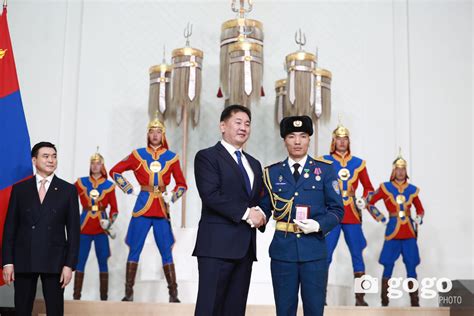 ФОТО Ерөнхийлөгч БНТУ д үүрэг гүйцэтгэсэн алба хаагчдад төрийн цол одон медаль гардууллаа