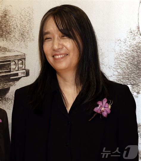환한 미소 짓는 한강 작가 뉴스1