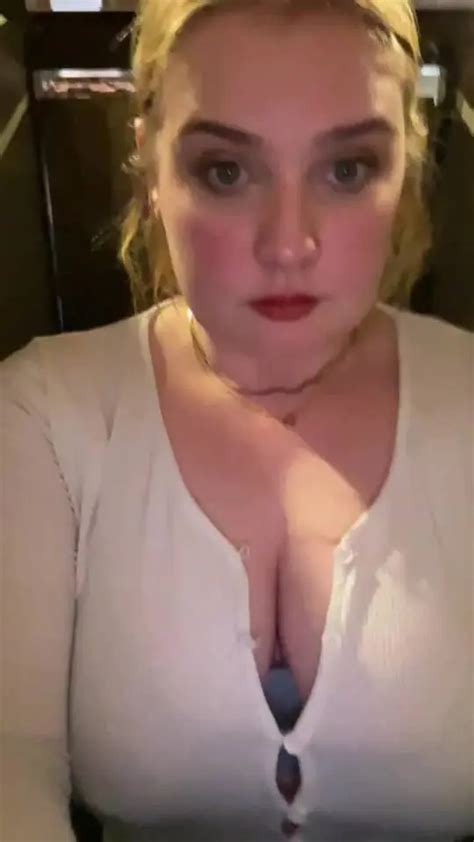 I Just Love To Flash In Public Scrolller