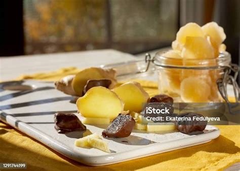 나무 테이블에 흰색 접시에 다크 초콜릿에 설탕에 절인 생강 조각 탈수 동양 과일 건강한 과자 산화 방지 제 0명에 대한 스톡 사진 및 기타 이미지 Istock