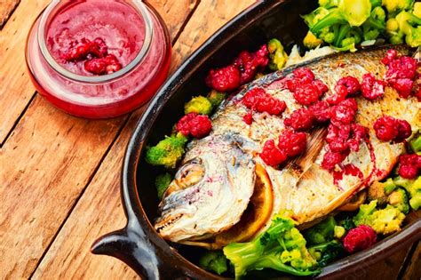 구운 생선 도라도를 준비한 오래된 나무 테이블에 있는 과일 매리네이드에 구운 맛있는 전체 생선 사진 배경 및 무료 다운로드를위한 그림 Pngtree