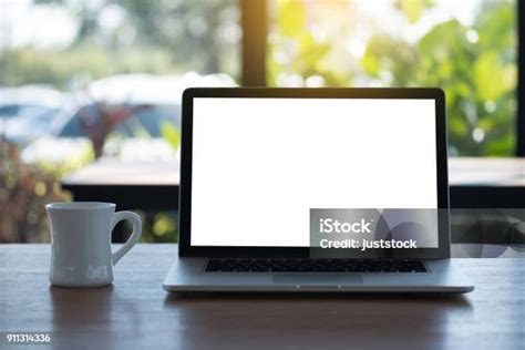 테이블에 빈 화면이 노트북 광고 텍스트 메시지에 대 한 빈 복사본 공간 화면으로 노트북 컴퓨터에 작업 영역 배경 새로운 프로젝트 0명에 대한 스톡 사진 및 기타 이미지