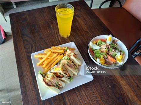 닭고기 흰 빵 야채 감자 튀김을 곁들인 치킨 샌드위치 닭고기 삶은 달걀 신선한 야채를 곁들인 치킨 샐러드 신선한 오렌지 아이스 인 글라스 음식과 음료 메뉴 0명에 대한 스톡