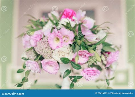 花花束背景 库存图片 图片 包括有 编排者 绿色 问候 卖花人 淡色 雏菊 庭院 本质 叶子 78416799