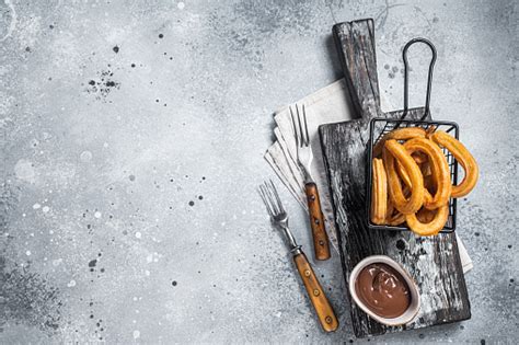 설탕과 초콜릿을 곁들인 스페인 전통 디저트 츄로스 회색 배경 맨 위 보기입니다 복사 공간 가루로 빻은에 대한 스톡 사진 및 기타 이미지 Istock