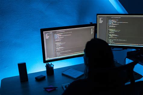 하룻밤 사이에 소프트웨어 코드를 프로그래밍하는 여성 35 39세에 대한 스톡 사진 및 기타 이미지 35 39세 Hackathon 개념 Istock