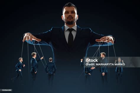 인형극인 남자한테는 실로 군중을 조종한다 세계 음모 세계 정부 조작 세계 통제의 개념 마리오네트에 대한 스톡 사진 및 기타