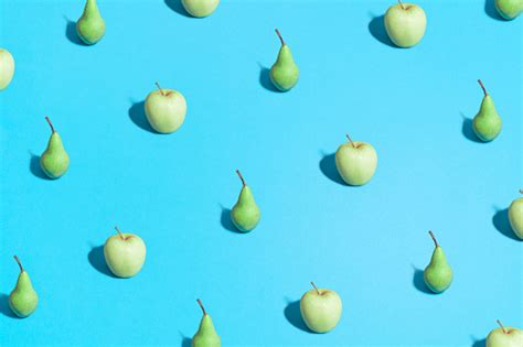 최소한의 플랫 레이 푸드 텍스처 여름 추상 적인 트렌디 한 신선한 컨셉 밝은 밝은 파란색 배경에 녹색 배와 사과 패턴 복사 공간 0명에 대한 스톡 사진 및 기타 이미지