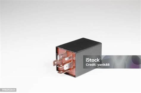 회색 그라데이션 배경에 새로운 블랙 전기 보조 코일 전원 릴레이 자기 접촉기 12v 자동차 부품 릴레이에 대한 스톡 사진 및