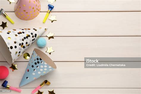 흰색 나무 배경에 파티 모자 및 기타 축제 품목이있는 평평한 누워 구성 텍스트를 위한 공간 0명에 대한 스톡 사진 및 기타 이미지 Istock