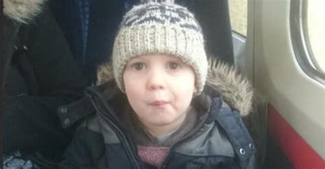 Един непознат в автобуса прави забележка на момче което яде бонбони Отговорът на детето е