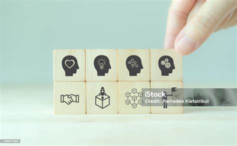 파워 스킬 개념 디지털 및 기술 진화를위한 기술 필요 소프트 스킬 사고 기술 디지털 기술 손은 회색 배경에 파워 스킬아이콘이있는 나무 큐브를 들고 공간을 복사합니다 개념에