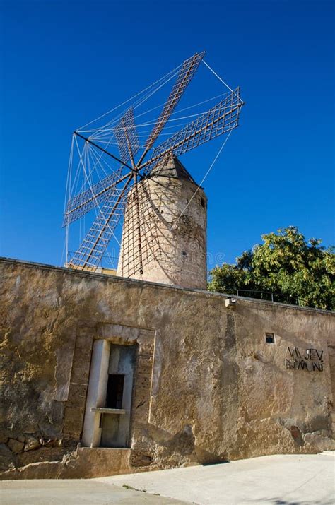 Molino De Viento En Mallorca Palma De Mallorca España Foto De Archivo