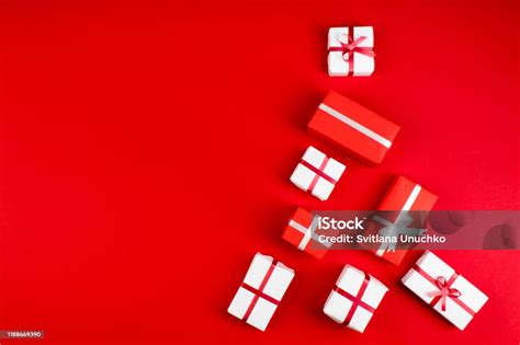 빨간 배경에 크리스마스선물 상자와 다채로운 선물 복사 공간이 있는 맨 위 뷰입니다 0명에 대한 스톡 사진 및 기타 이미지 0명 12월 가문비나무 Istock