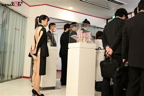 「後ろ側がすっパダカの、半裸スーツで会社見学ツアー バレたらアウトの恰好で随時課されるアクメ妨害にも耐えながら、就活生達にバレないように弊社の魅力を伝えてきてください！ 泉本佳奈子 湯浅真奈美